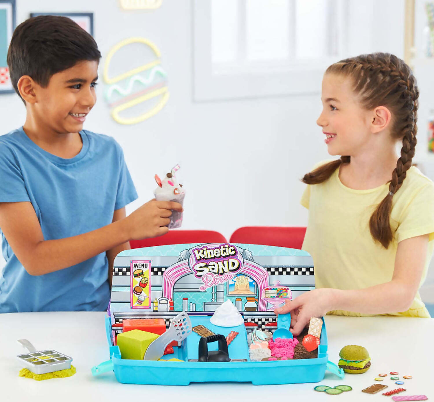 Kinetic Sand – Grill N Scoop Diner Folding Sandbox – Spin Master ...