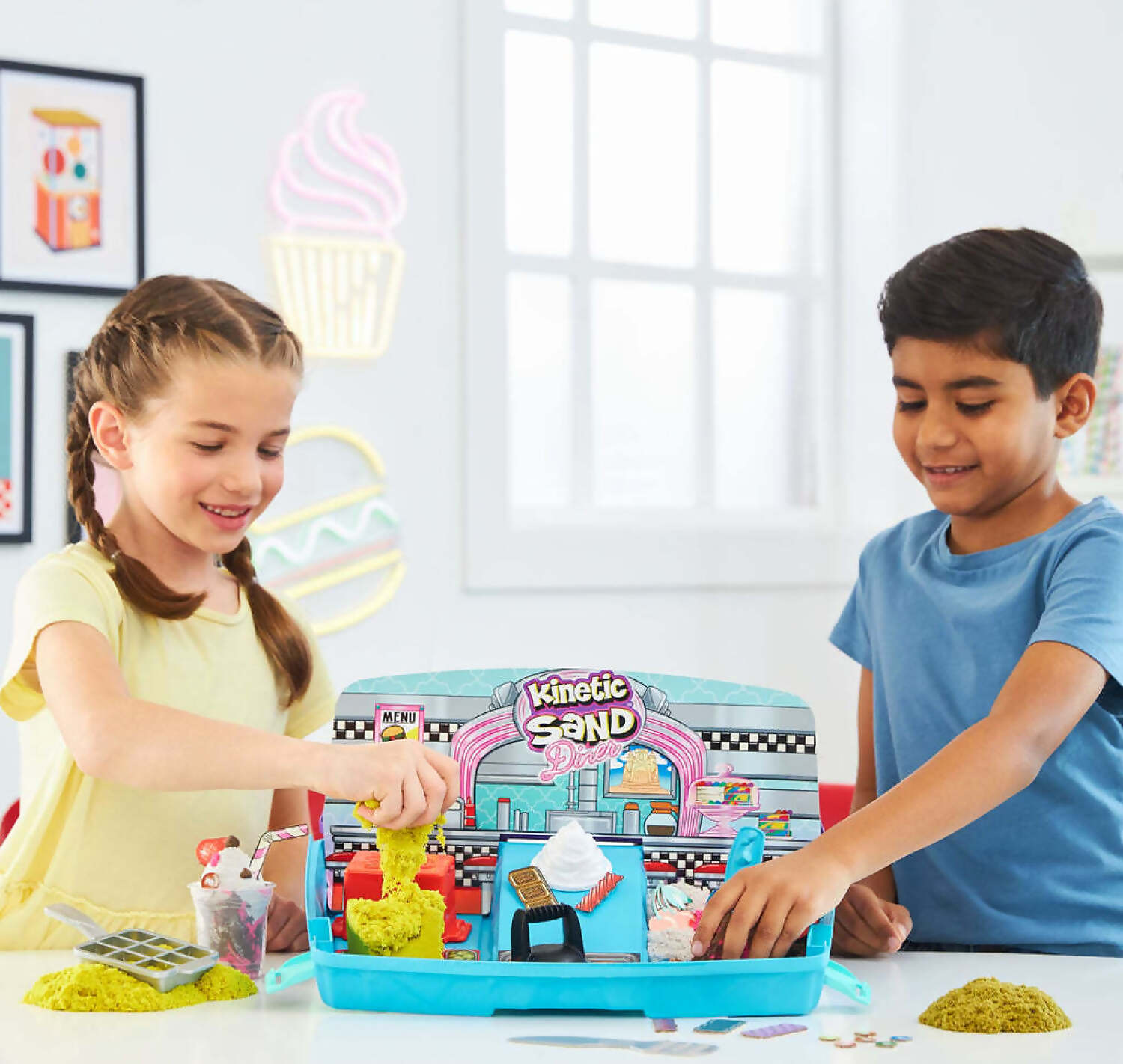 Kinetic Sand – Grill N Scoop Diner Folding Sandbox – Spin Master ...